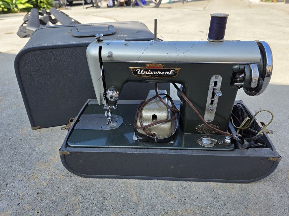 Universal Super De Luxe Standard Sweing Machine for Sale in Oceanside ...