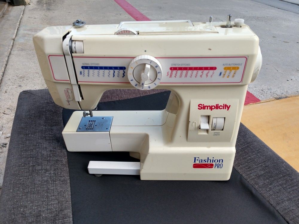Simplicity Fashion Pro Sewing Machine for Sale in San Marcos, CA - OfferUp