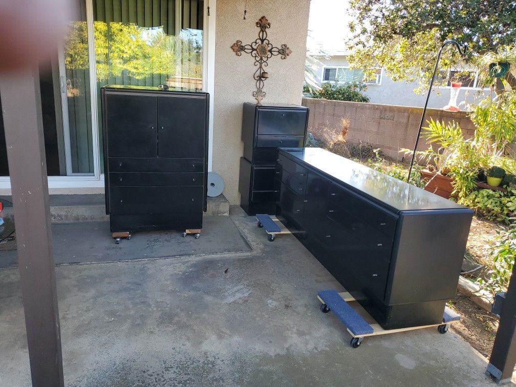 Bed Room Set / Lg Dresser, 2 Nightstands, Entertainment Chest for Sale ...