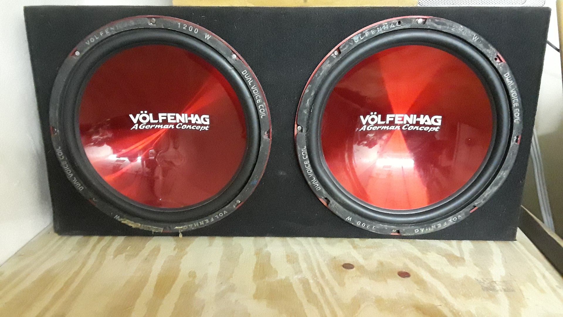 15 inch volfenhag subwoofers in a box. Sound great. 100..00 and they ...