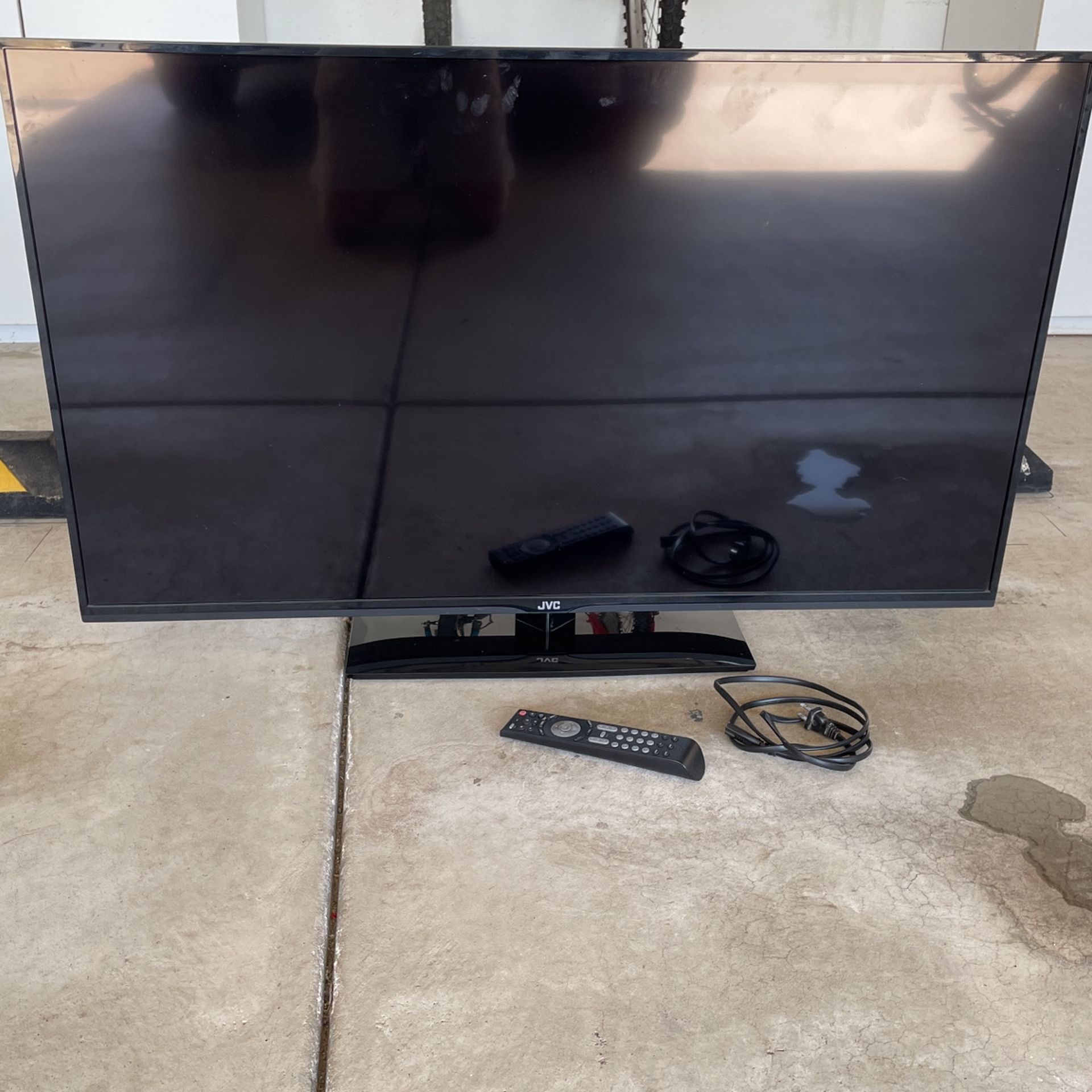 48" JVC TV for Sale in Alpine, CA - OfferUp