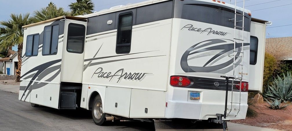 2004 FLEETWOOD PACE ARROW 35G for Sale in Las Vegas, NV - OfferUp