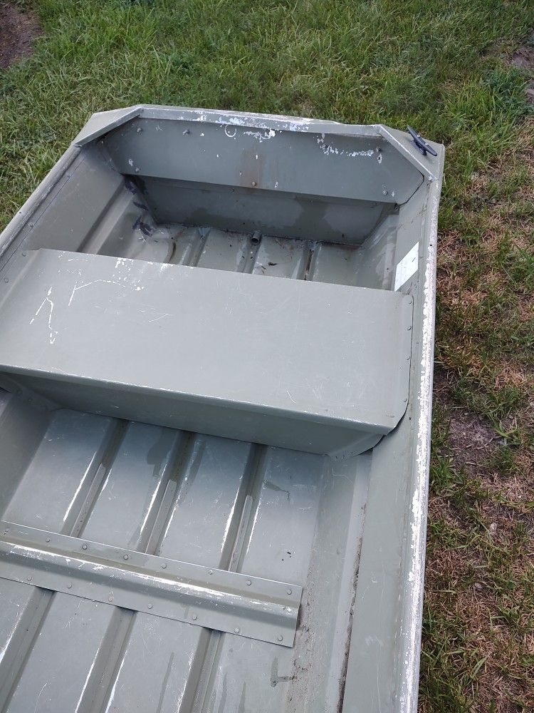 12ft Jon Boat W/ Deck for Sale in Pasadena, TX - OfferUp