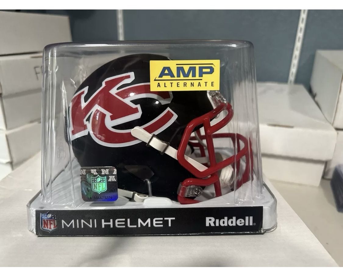Patrick Mahomes Mini Helmet Autograph for Sale in Olalla, WA - OfferUp