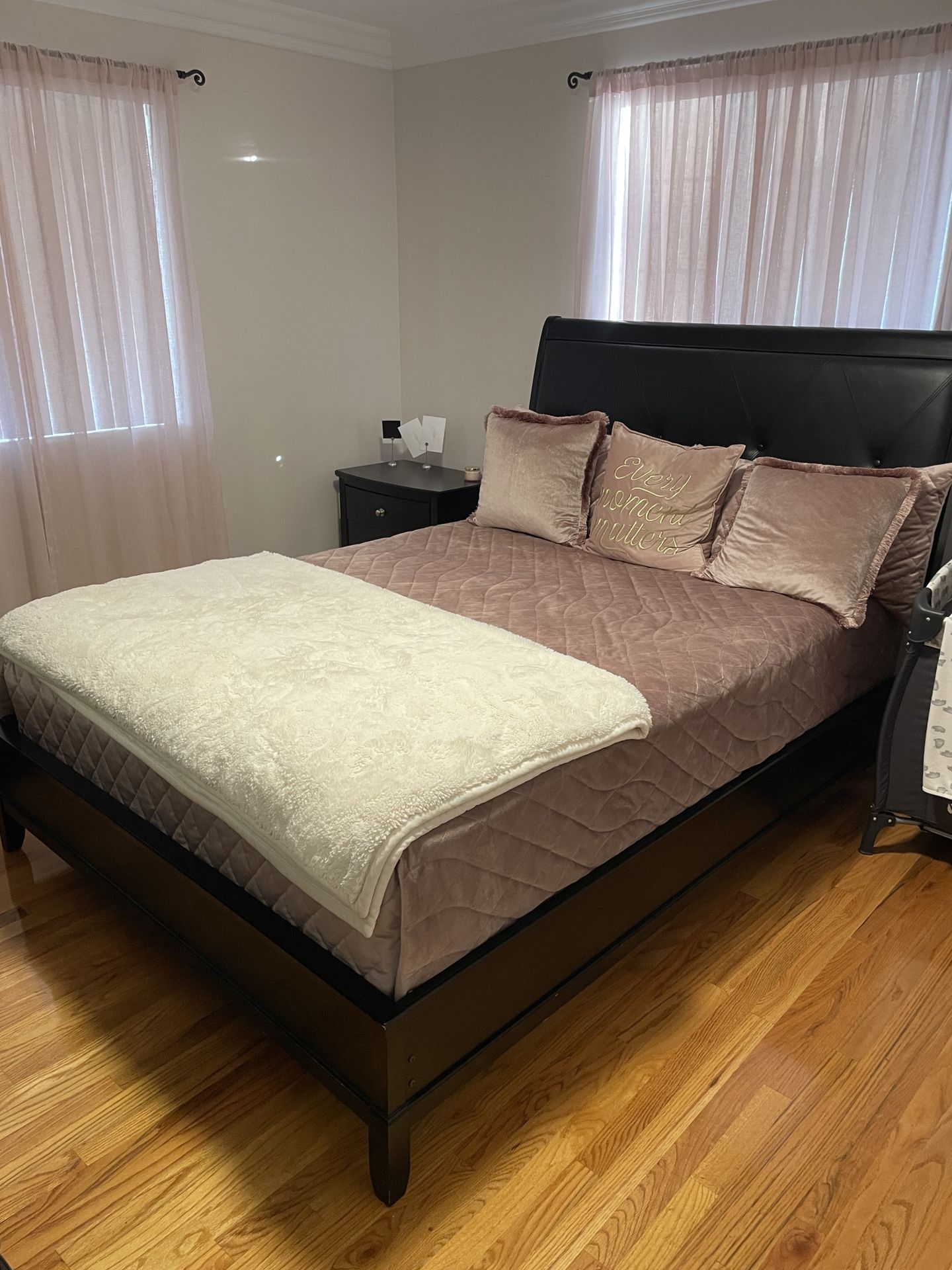 Queen Bed Set for Sale in Shadow Hills, CA - OfferUp