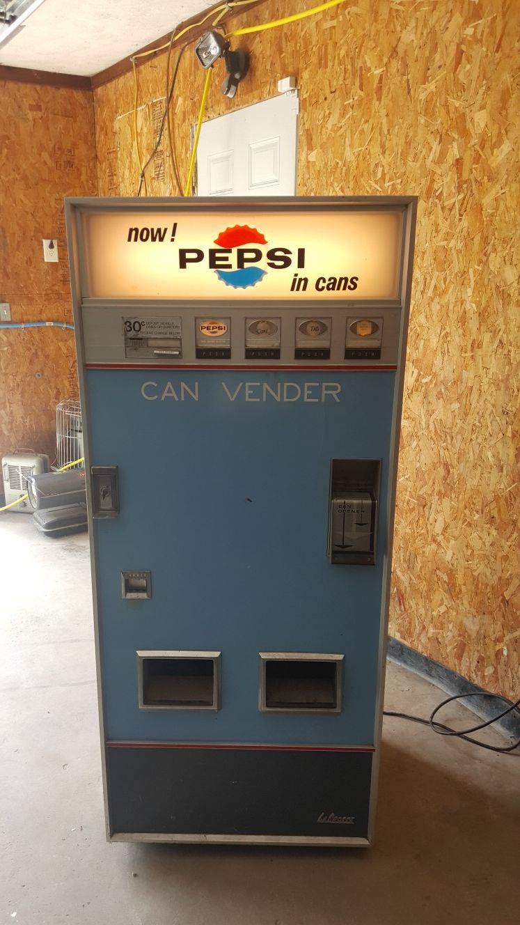 Lacrosse LCV-136-4 Pepsi machine w/key! In good condition, late60's ...