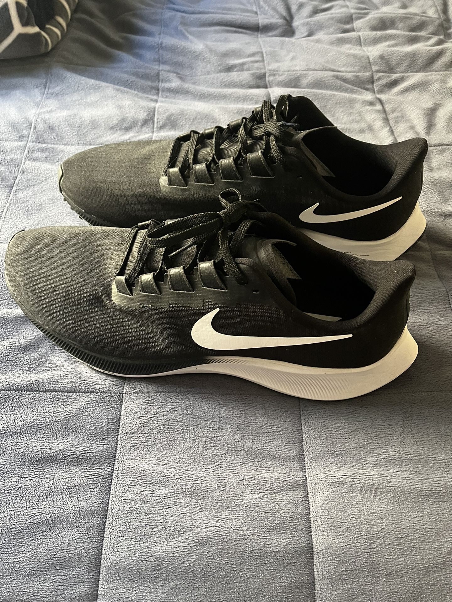 Nike Zoom Tennis Shoes for Sale in Glendale, AZ - OfferUp