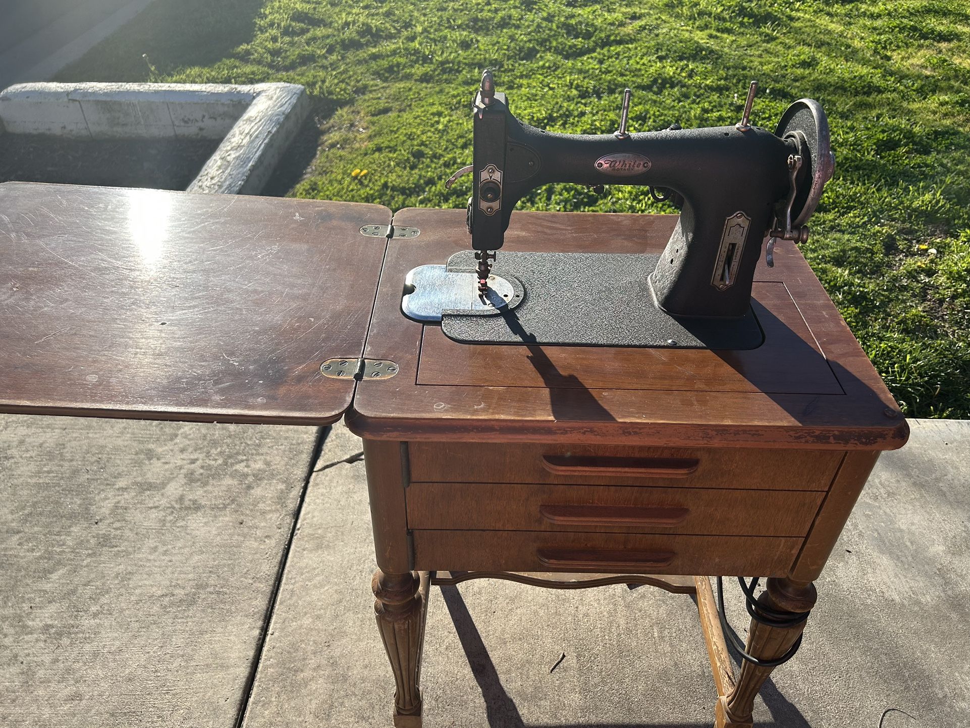 Vintage 1927 White sewing Machine for Sale in Tulare, CA - OfferUp