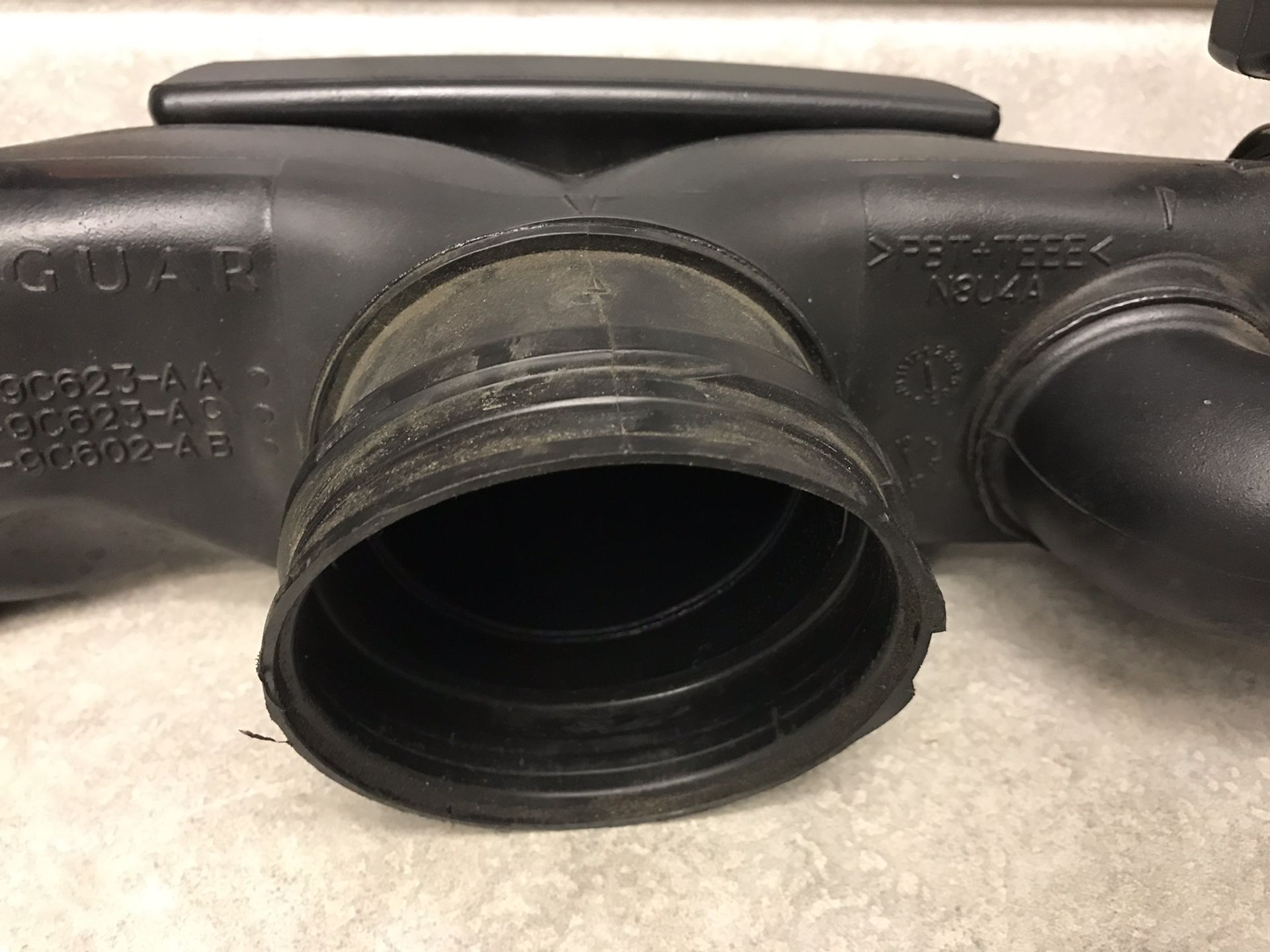 Jaguar OEM INTAKE AIR DUCT 9X23-9R504-BA, AW93-9C623-AA, 9X23-9C623-AC ...