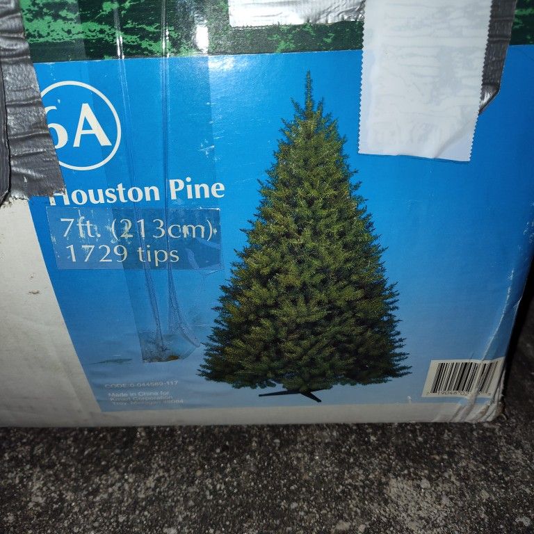 7 Ft Tree for Sale in Lakeland, FL - OfferUp