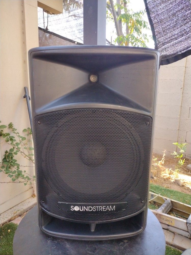 Pair Of Powered Speaker S Soundstream 15" And Mackie Mixer In Very ...