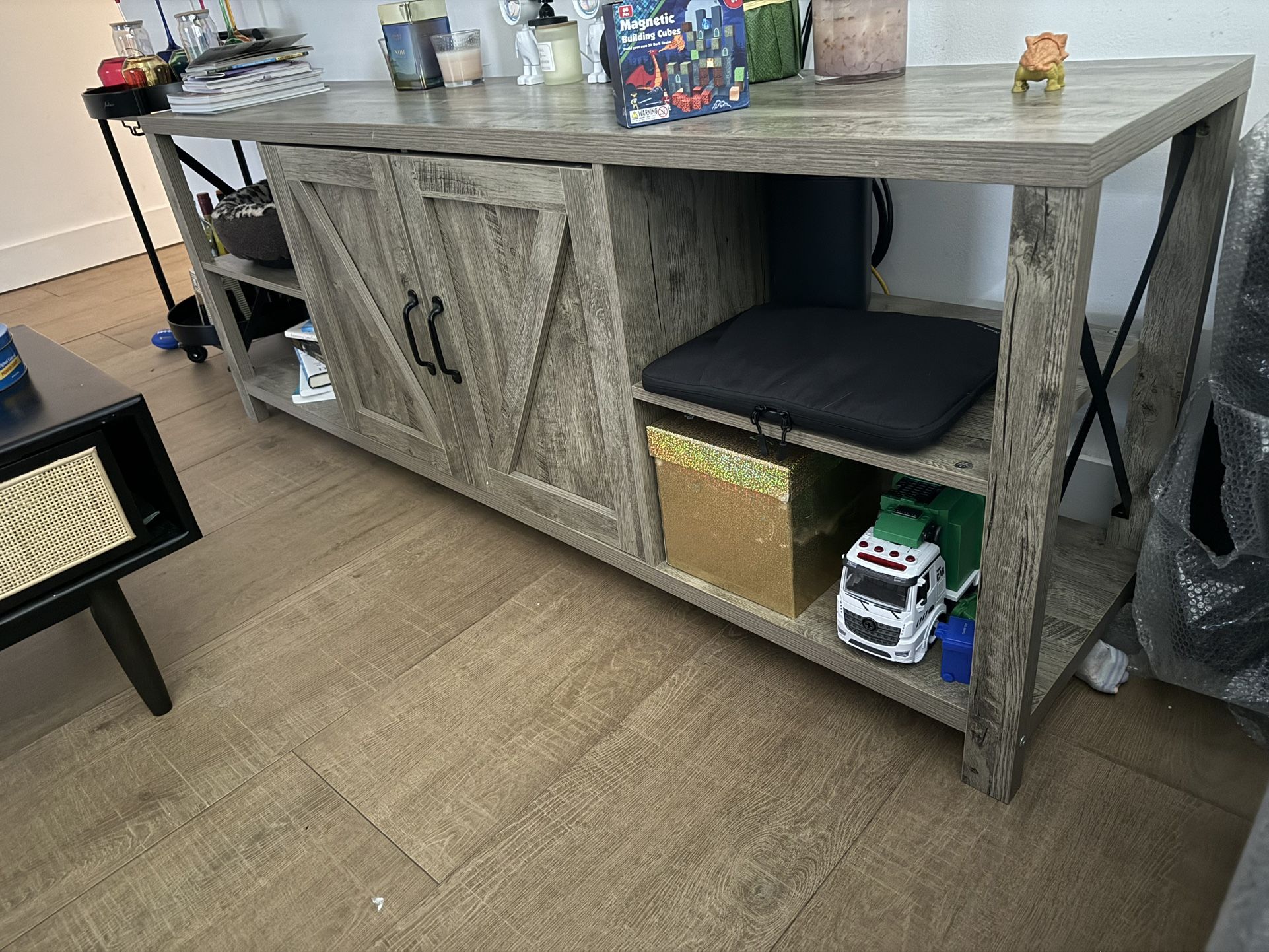 TV Stand Wood Metal Console for Sale in Fort Lauderdale, FL - OfferUp