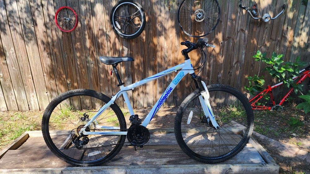 Mongoose Banish 2.0 700c Bike With Disc Brakes for Sale in Riverview ...