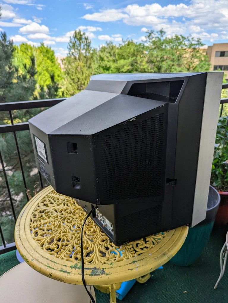 Vintage 2002 VCR/DVD combo Toshiba Gaming TV. Beautiful picture and ...