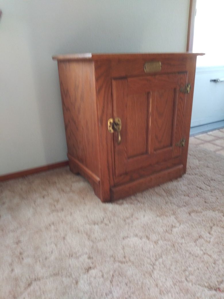 VINTAGE OAK ICE BOX END TABLE/NIGHTSTAND for Sale in Chaves County, NM ...
