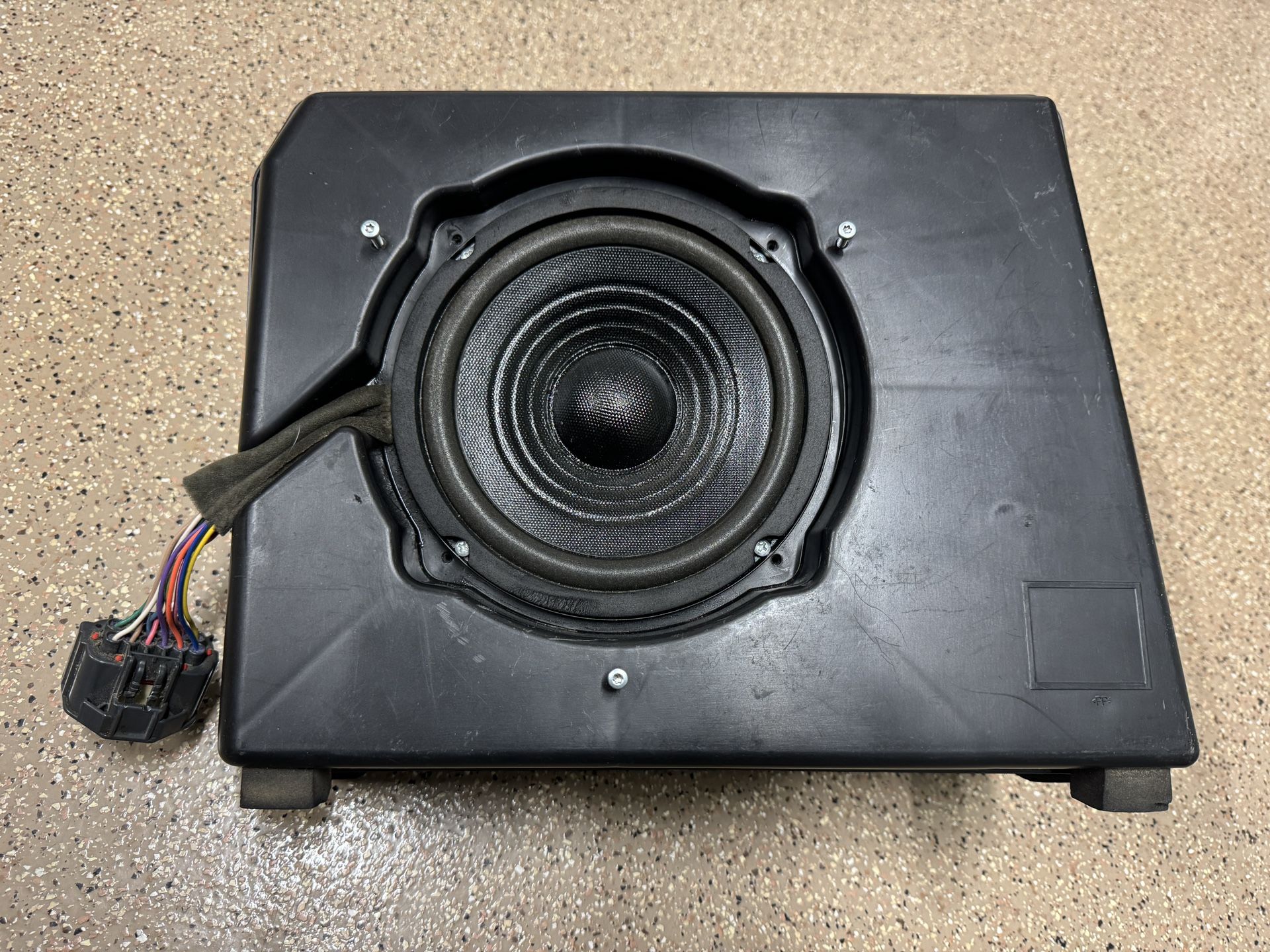 Jeep Wrangler TJ OEM Center Console Subwoofer, Amp & Enclosure for Sale ...