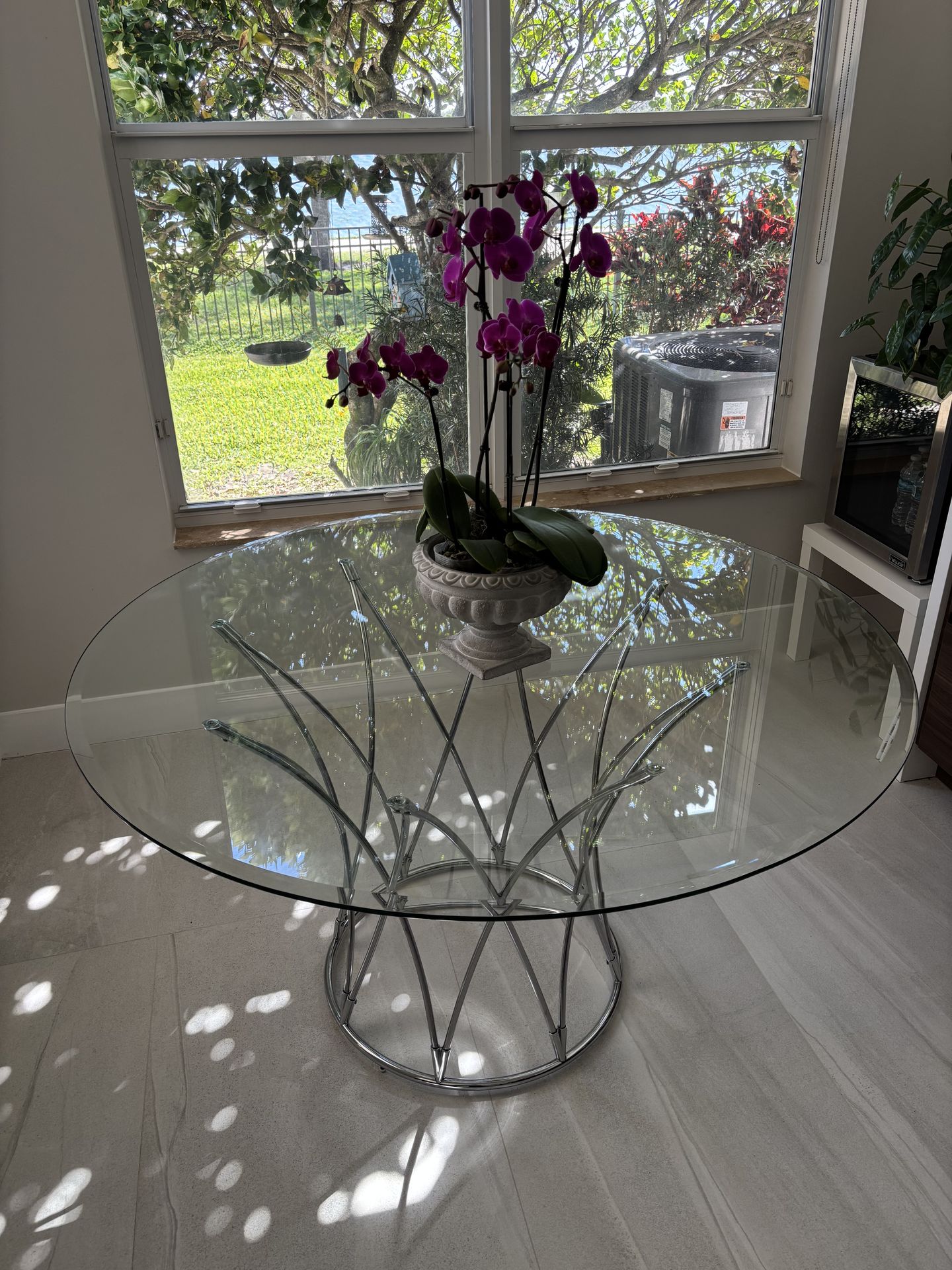 54 inch Round glass dining table for Sale in Boca Raton, FL - OfferUp