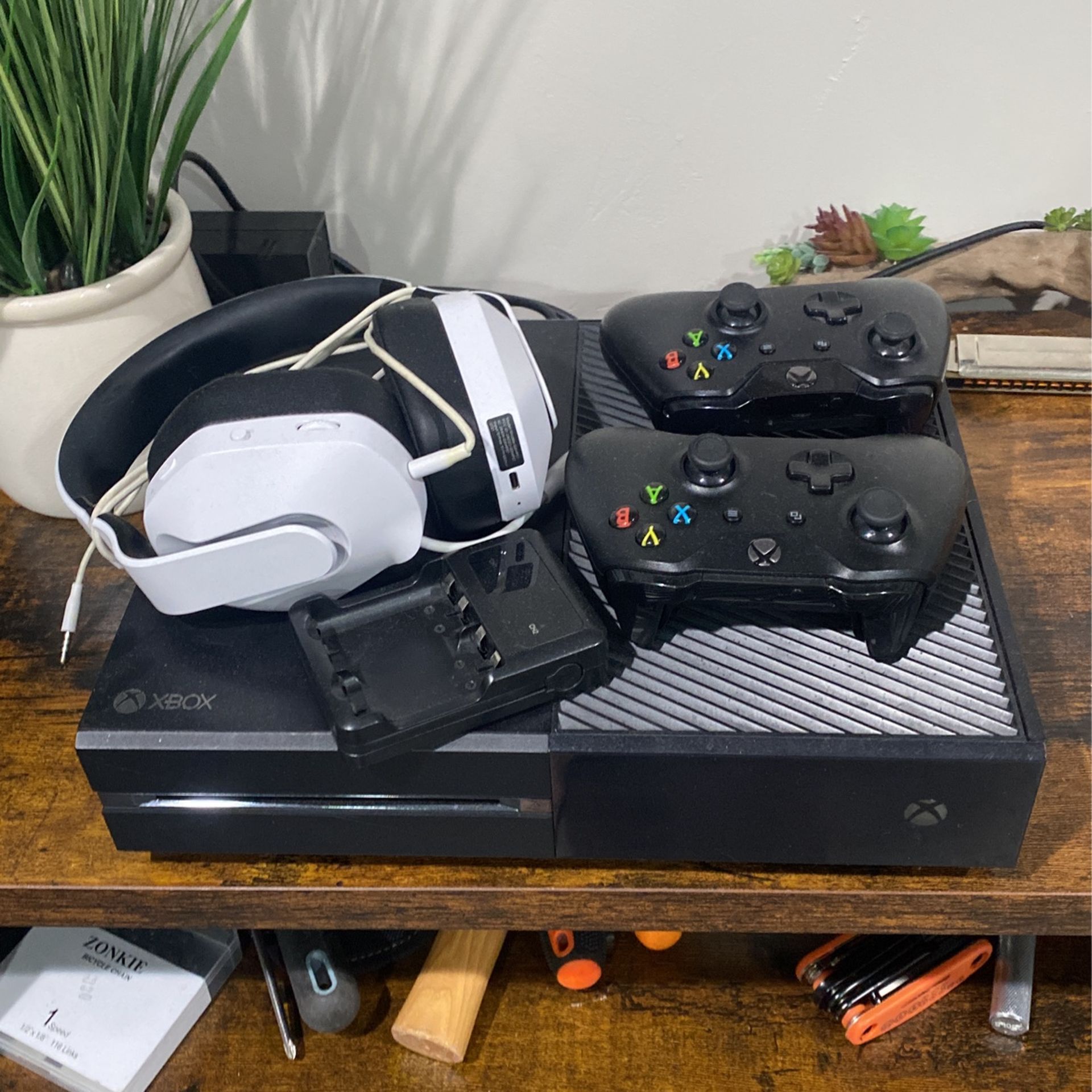 "Ultimate Xbox One Bundle: Console, 2 Controllers, Rechargeable ...