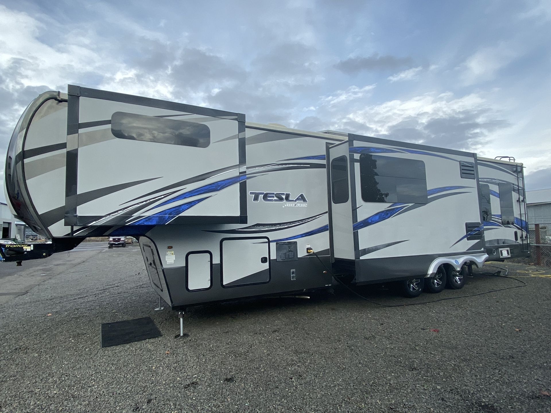 2016 40 ft. Tesla 5th wheel 3 slide 3 axle toy hauler for Sale in ...