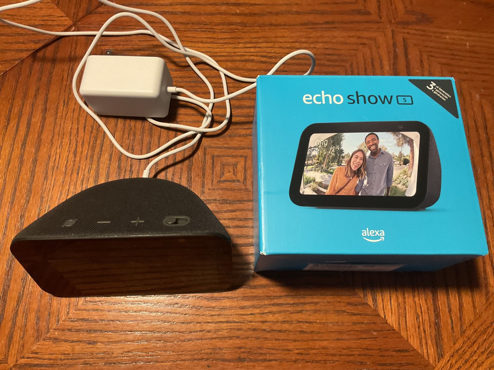 Amazon Echo Show 5 and Smart Plug for Sale in Largo, FL - OfferUp