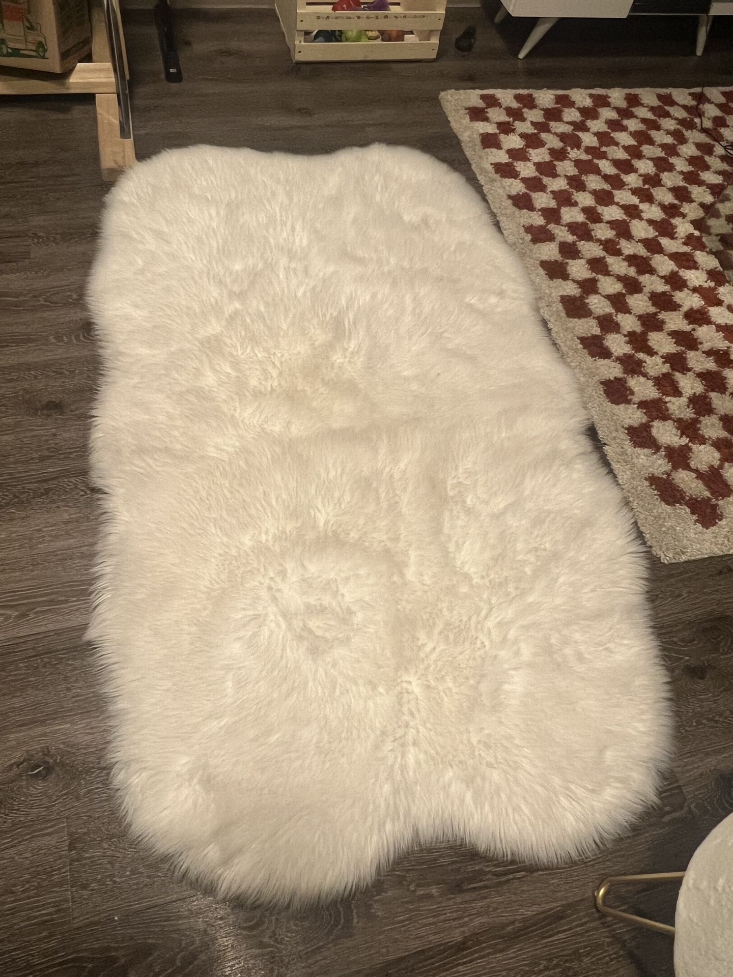White Fluffy Rug for Sale in Las Vegas, NV - OfferUp