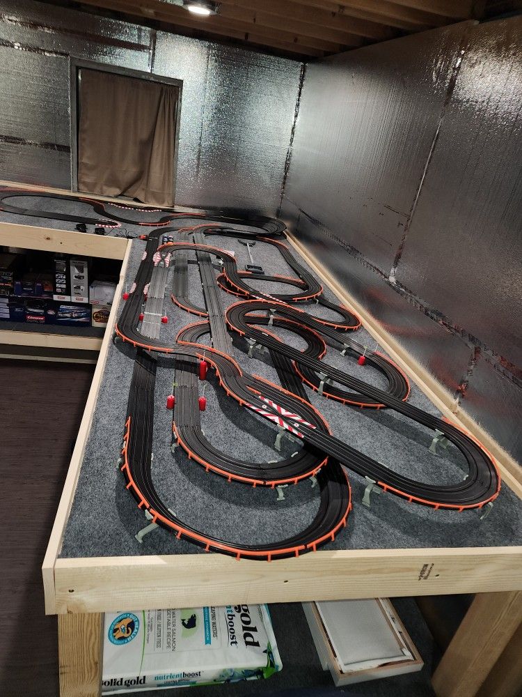 Almost New Afx Giant Raceway HO slot Car Track With 10 Cars And Extra ...