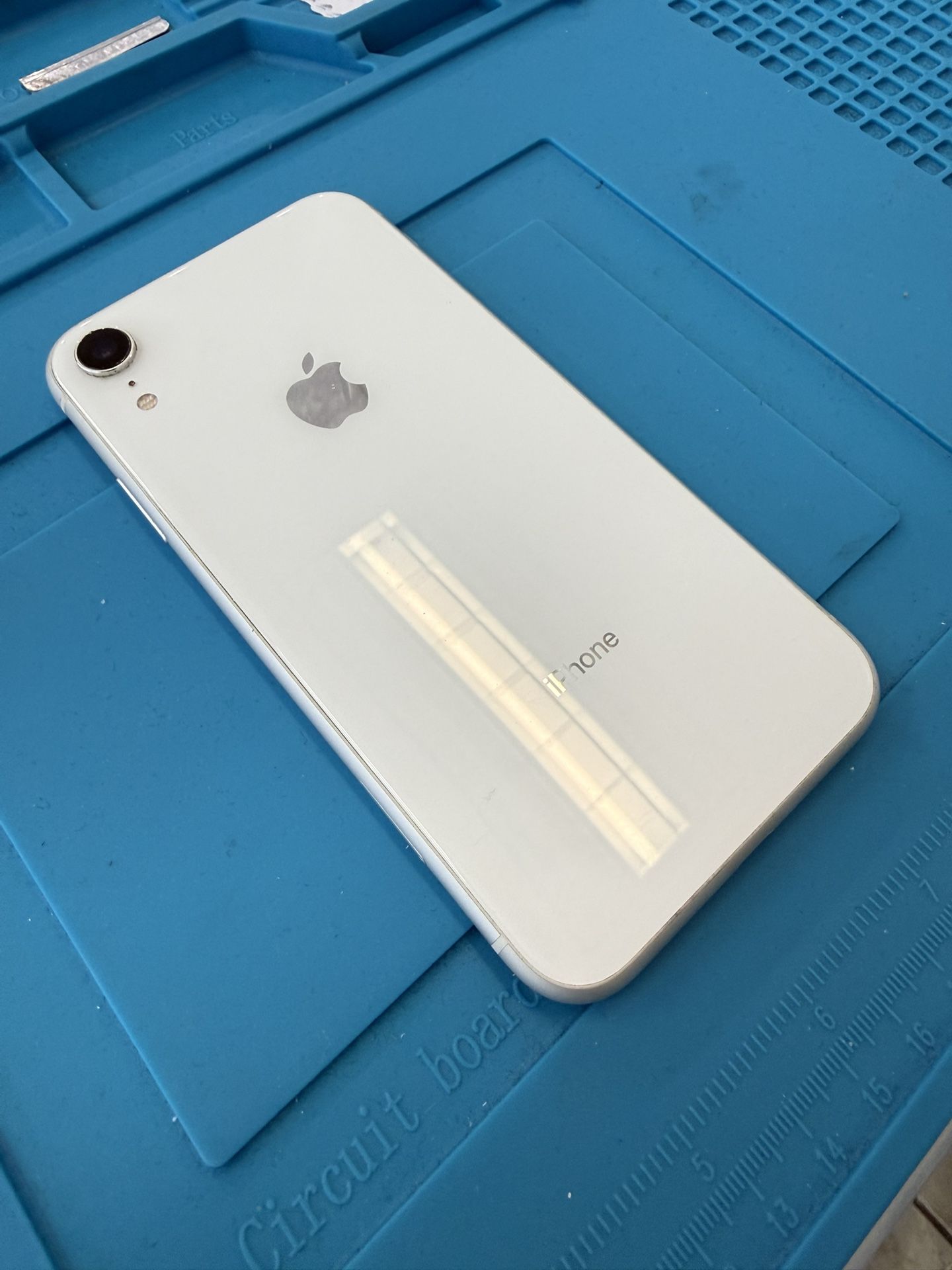 iPhone xR White 64 GB Unlocked for Sale in Palmdale, CA - OfferUp