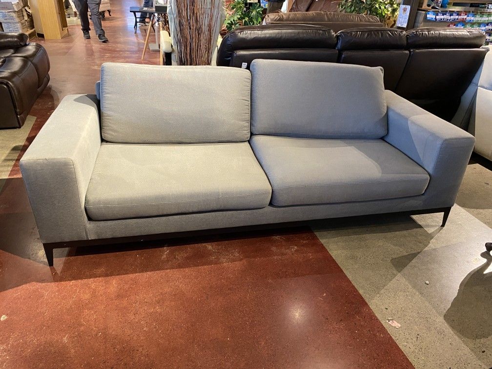 Modern Gray Boxy Sofa for Sale in Auburn, WA - OfferUp