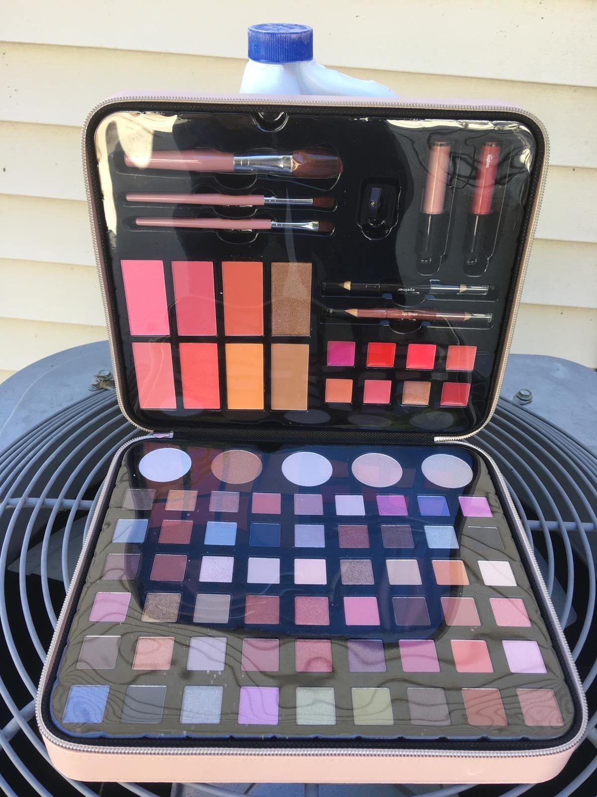 MAKEUP KIT FOR WOMEN for Sale in Charlotte, NC - OfferUp