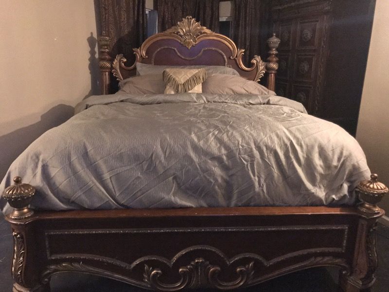 Pulaski Royale Dining Room Set