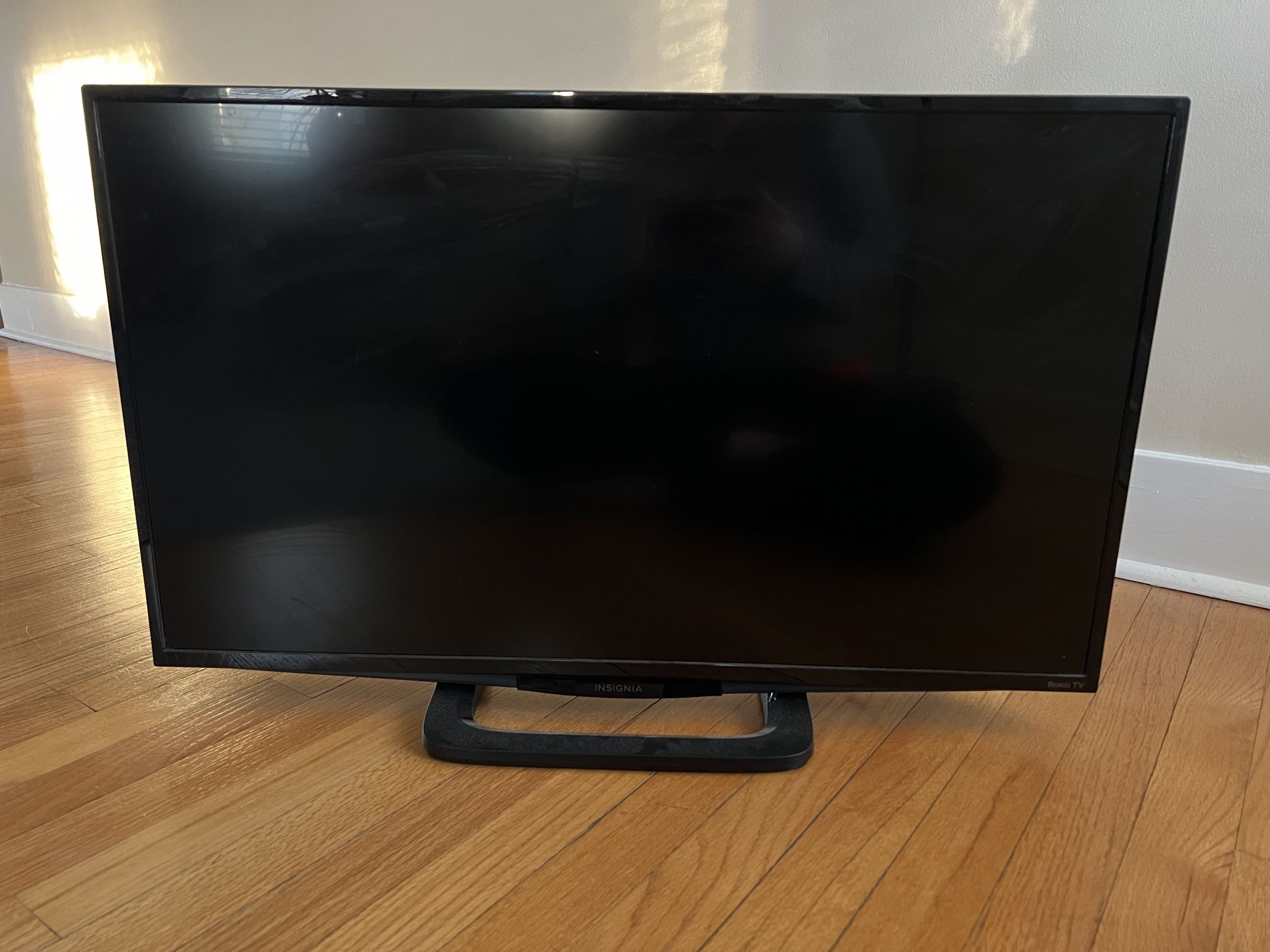 32" Insignia Roku TV for Sale in Downers Grove, IL - OfferUp