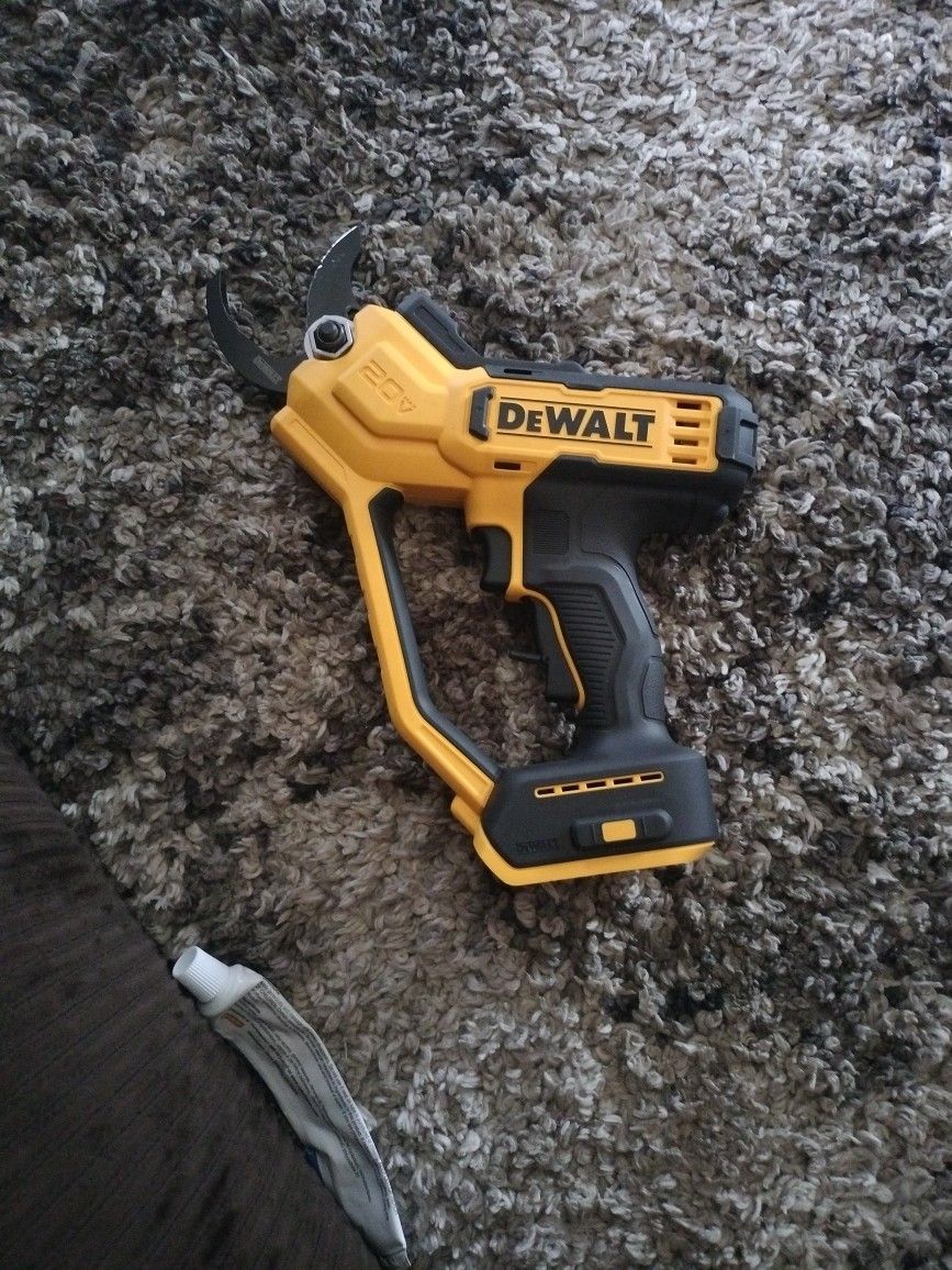 DEWALT (DCPR320) for Sale in Elverta, CA - OfferUp
