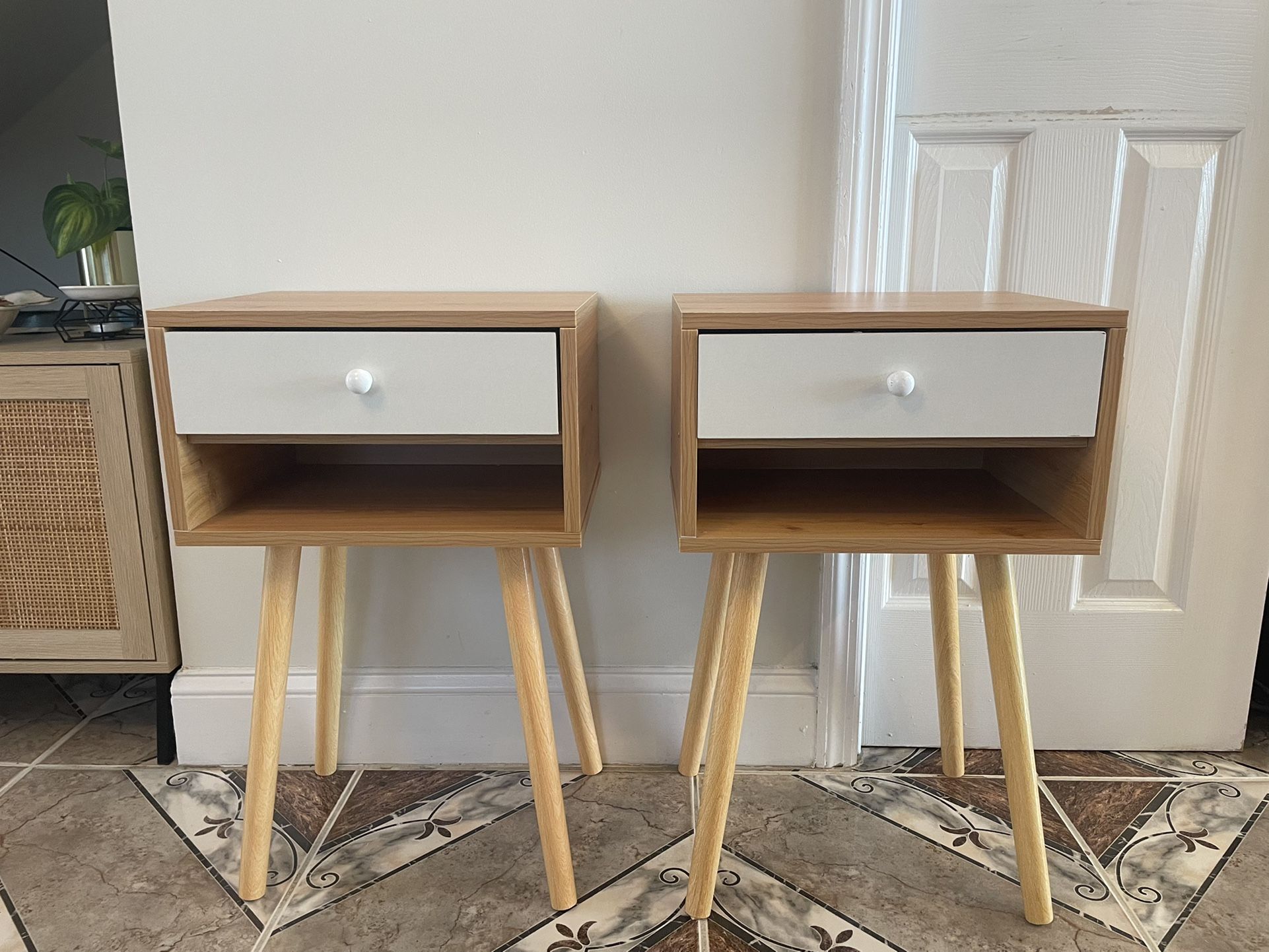 2 Side Bed Tables for Sale in Miami Beach, FL - OfferUp