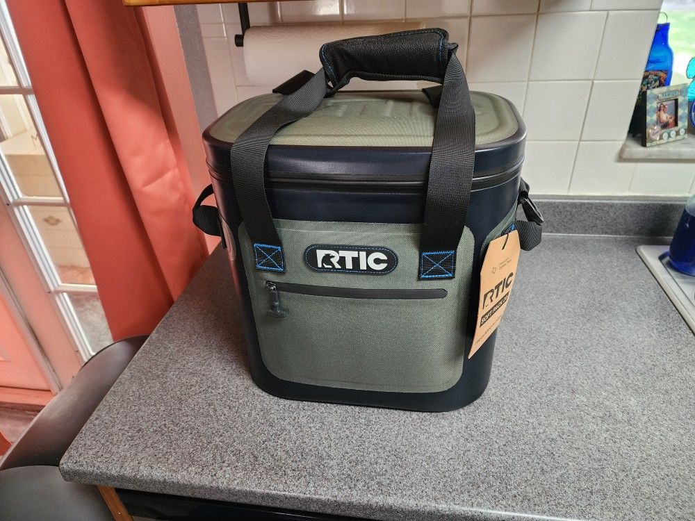 Artic 20 Soft Pack Cooler for Sale in Tampa, FL - OfferUp