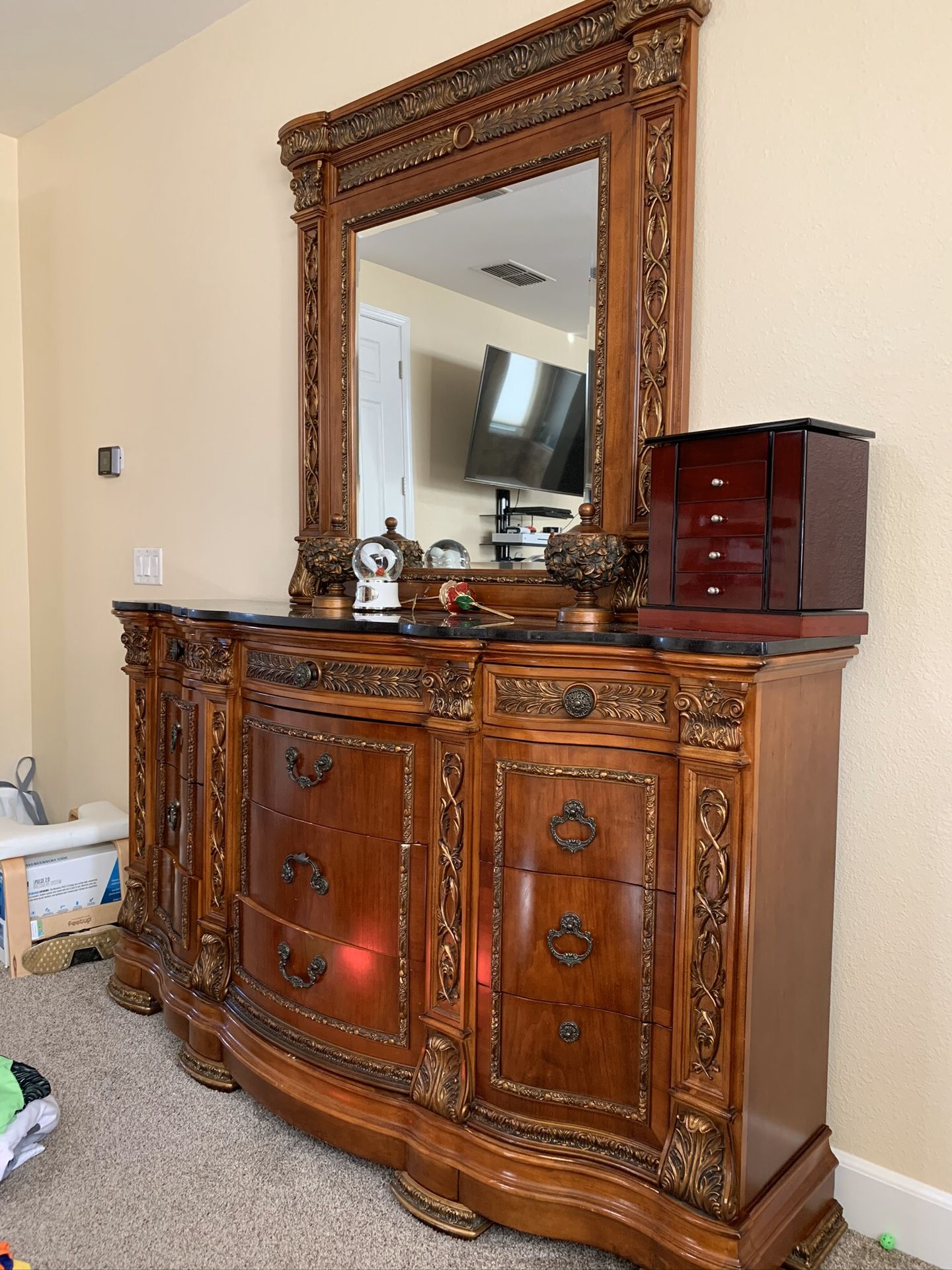 Pulaski Royale Bedroom Set King/CalKing for Sale in Elk Grove, CA - OfferUp