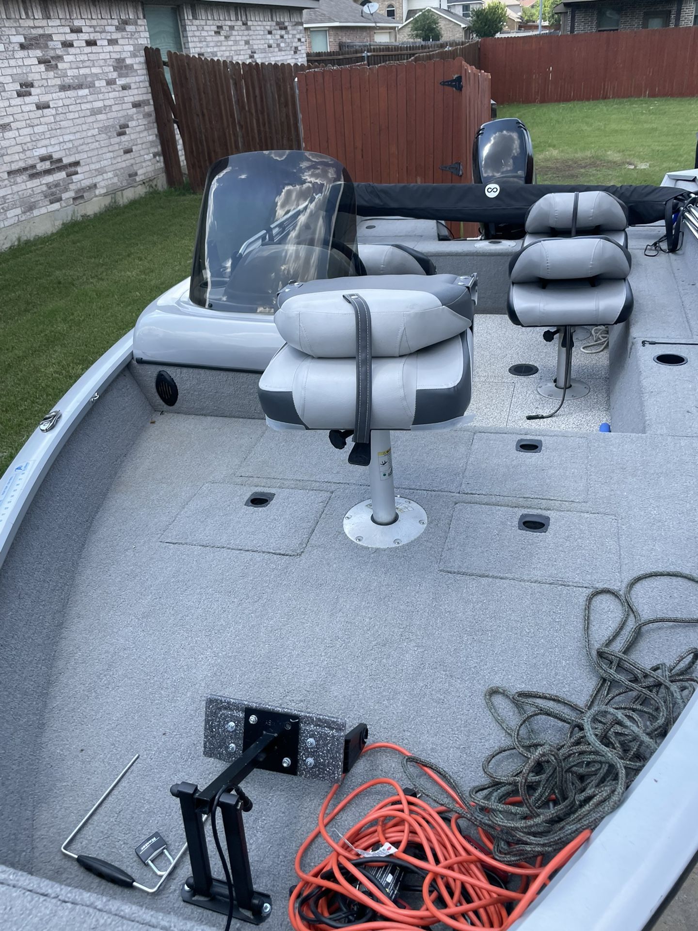 2009 Tracker Pro Guide V16 Tracker for Sale in Waxahachie, TX - OfferUp