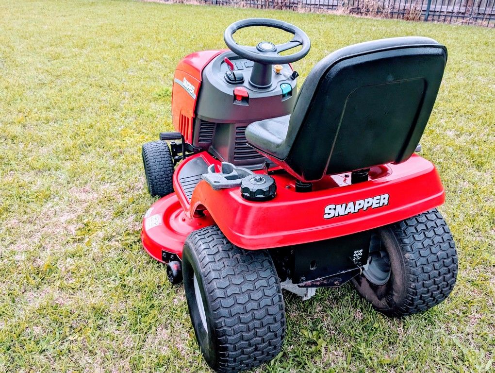 Snapper Riding Lawn Tractor 42" for Sale in Fulshear, TX - OfferUp