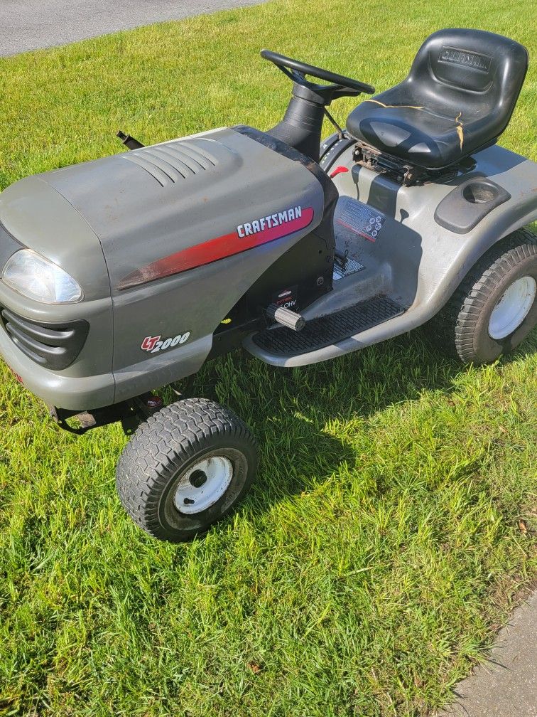 Craftsman LT 2000 Riding Lawn Tractor 42 Inch Cut for Sale in Suffolk ...