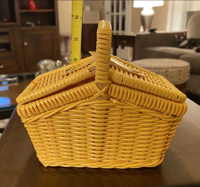 Small Yellow ‘Picnic’ Basket for Sale in Aurora, IL - OfferUp