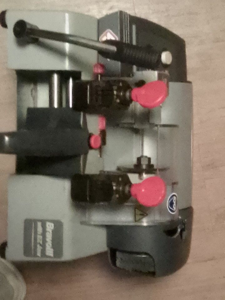 Silco Bravo 3 With EZ Jaw Key Cutter for Sale in Seattle, WA - OfferUp