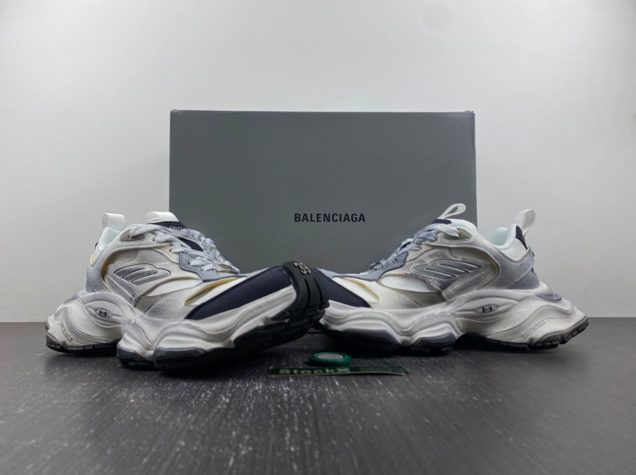 6XL SNEAKER IN WHITE for Sale in Medley, FL - OfferUp