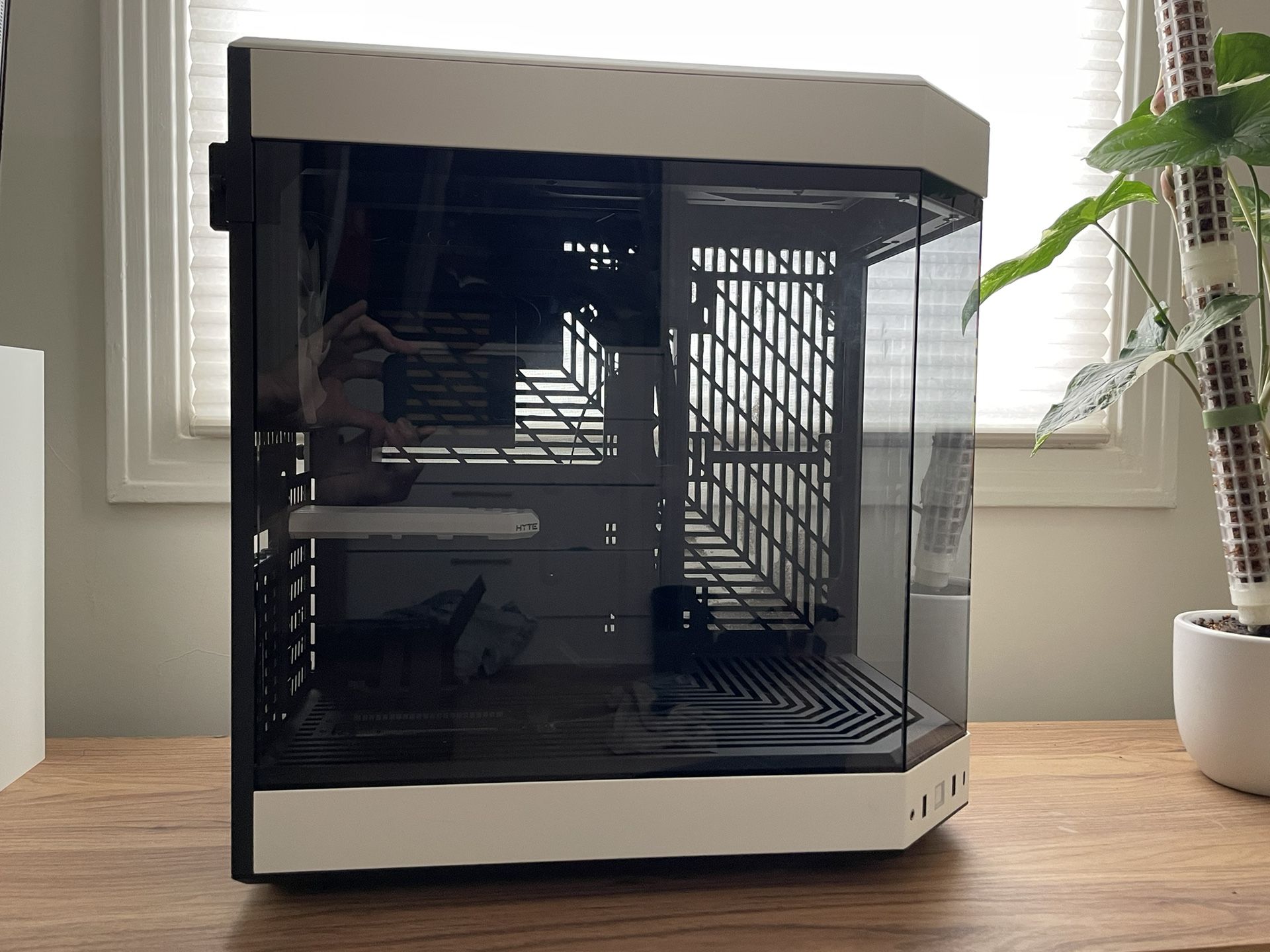 HYTE Y60 Mid-Tower Computer Gaming Case - WHITE (Like New) for Sale in ...
