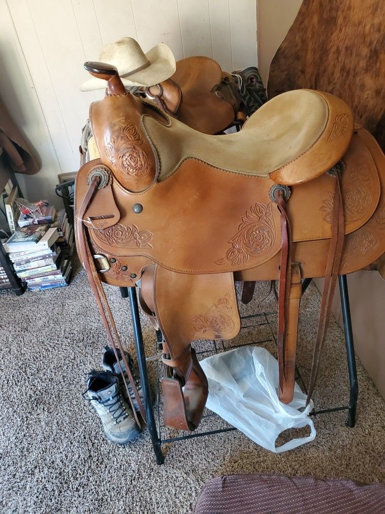 Beautiful BROKEN HORN SADDLE for Sale in Phelan, CA - OfferUp