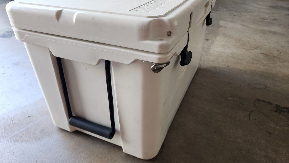 Coho 55qt Ice Chest for Sale in Tustin, CA - OfferUp