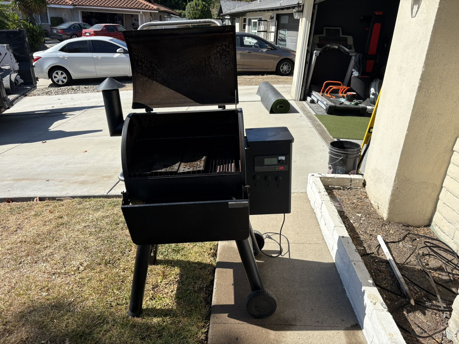 Traeger Pro 575 with extras. for Sale in Orange, CA - OfferUp