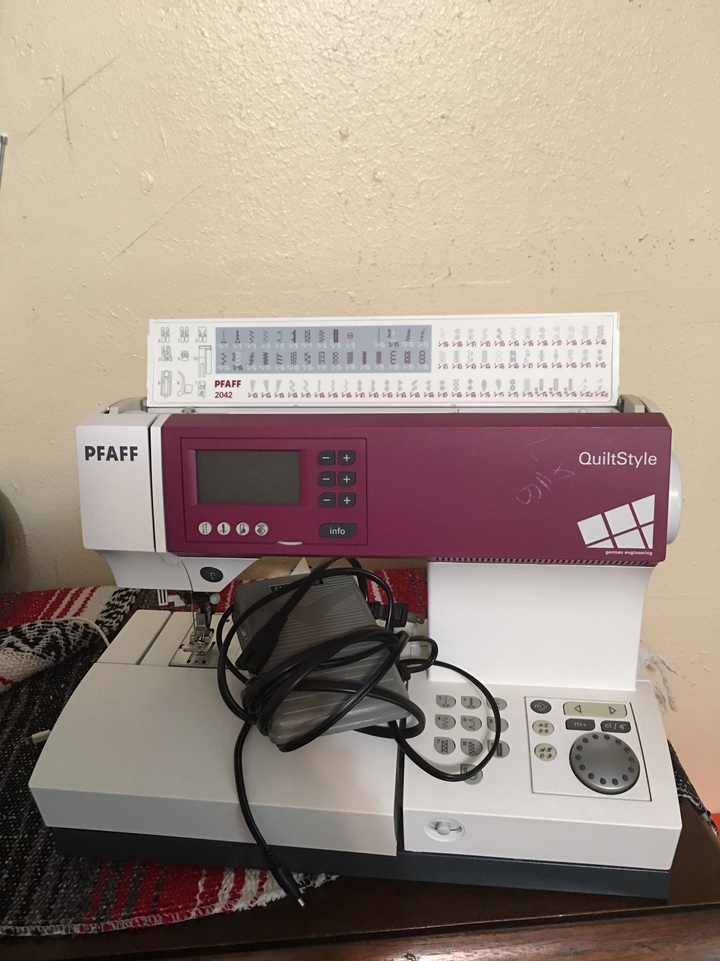 Pfaff 2042 quilt style, singer simple for Sale in Irving, TX - OfferUp