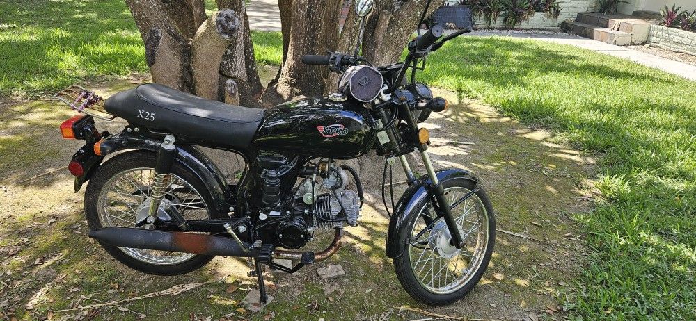 Cafe Cruiser 50cc motorcycle Retro look. Motocicleta diseño nostálgico ...