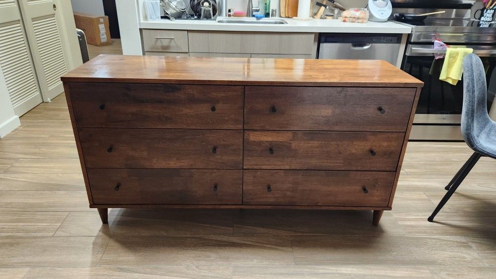Beautiful 6 Drawer Dresser In Like New Condition for Sale in San Diego ...