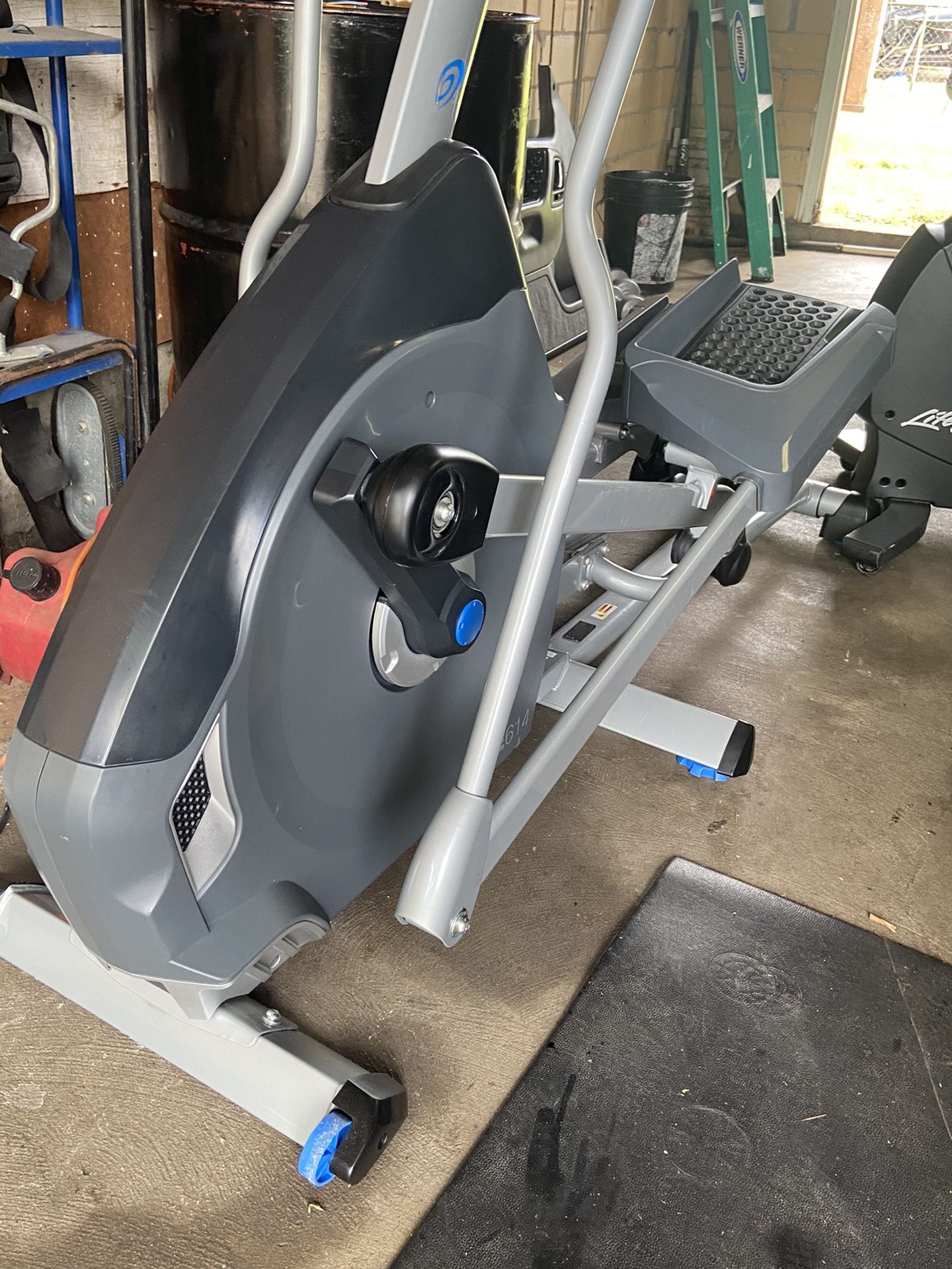 Nautilus Elliptical like New!! Commercial Grade