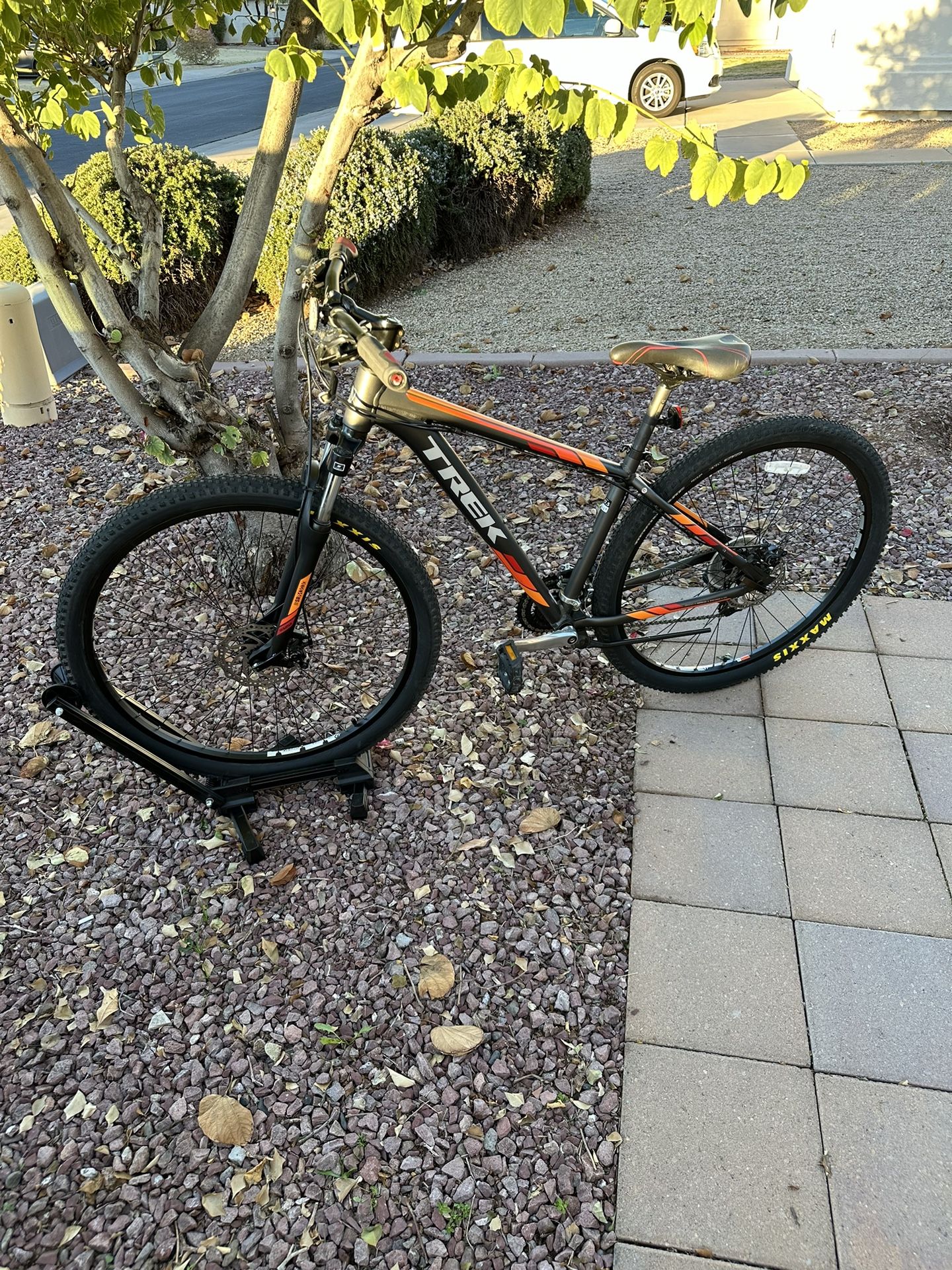 TREK MARLIN 5 MOUNTAIN BIKE 29 ER ( NEW MAXXIS TUBELESS TIRES ...